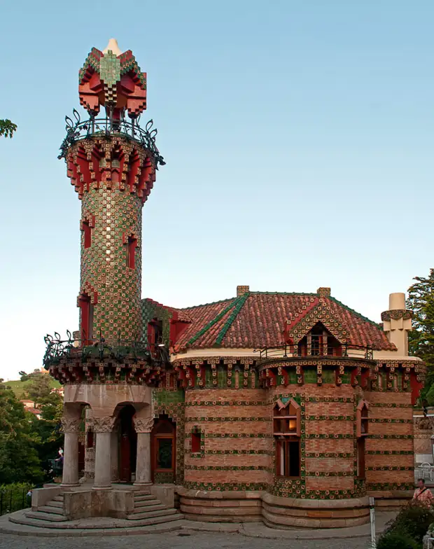 Antonio Gaudi je briljantan arhitekta, veliki modernista.