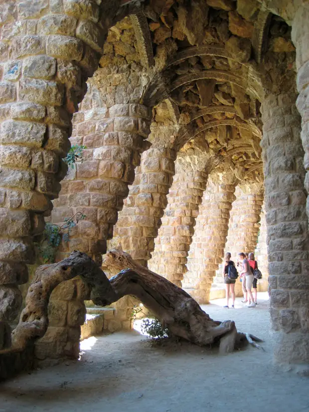 Antonio Gaudi este un arhitect strălucit, un mare modernist.