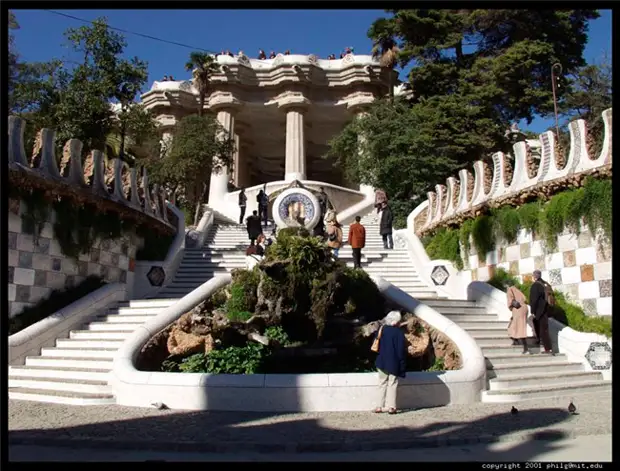 Antonio Gaudi je vynikajúci architekt, veľký modernista.