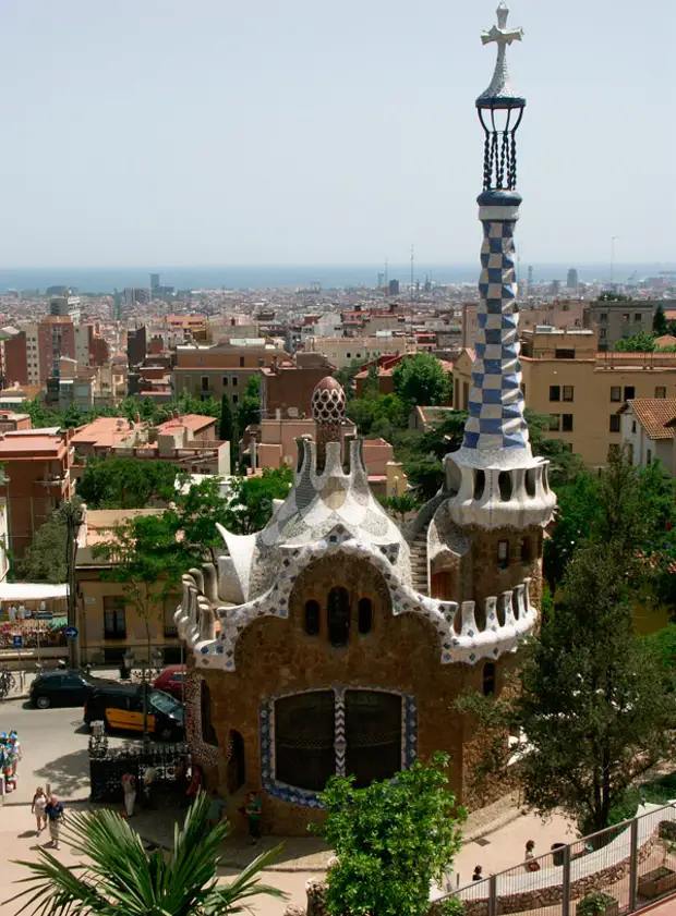 Antonio Gaudi er ljómandi arkitekt, mikill módernisti.