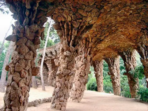 Antonio Gaudi dia mpanao mari-trano mamiratra, maoderinaista lehibe.