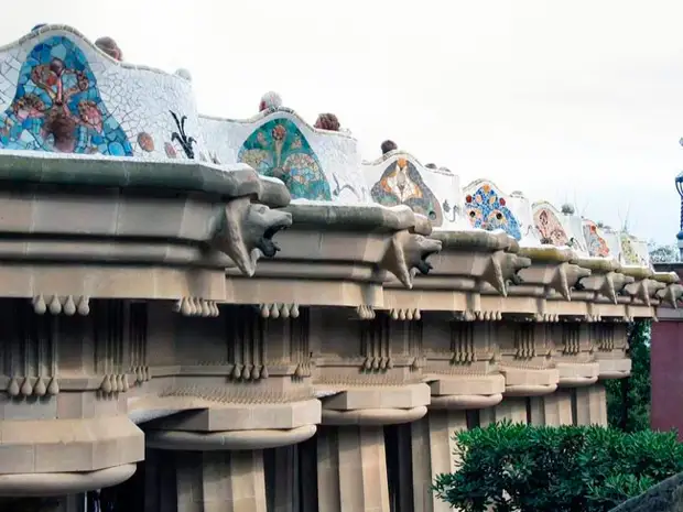 Antonio Gaudi este un arhitect strălucit, un mare modernist.