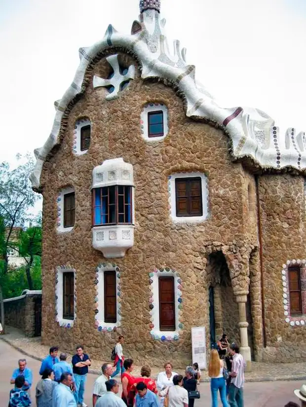 Antonio Gaudi estas genia arkitekto, granda modernisto.