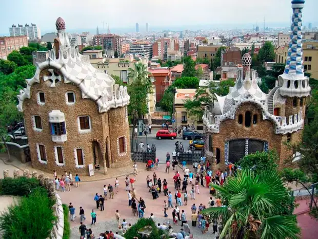 Mae Antonio Gaudi yn bensaer gwych, yn fodernaidd gwych.