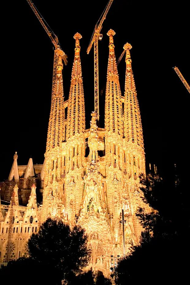 Mae Antonio Gaudi yn bensaer gwych, yn fodernaidd gwych.