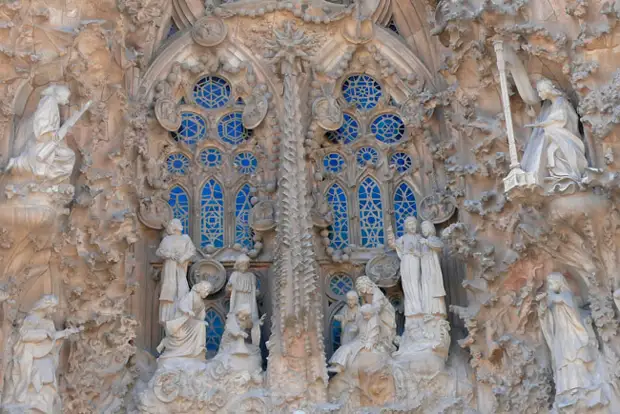 Antonio Gaudi bụ ọmarịcha onye na -ese ụkpụrụ ụlọ, ọmarịcha ọgbara ọhụụ.