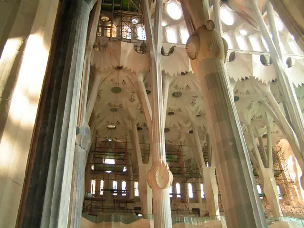 Si Antonio Gaudi usa ka maayo nga arkitekto, us aka bantog nga modernista.