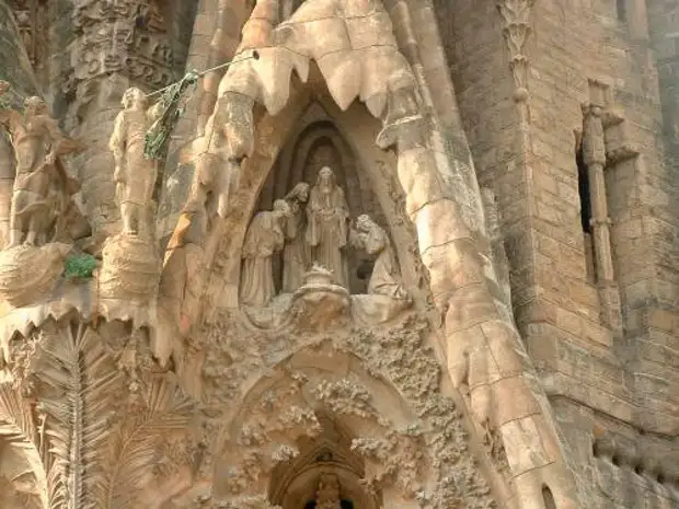 Antonio Gaudi este un arhitect strălucit, un mare modernist.