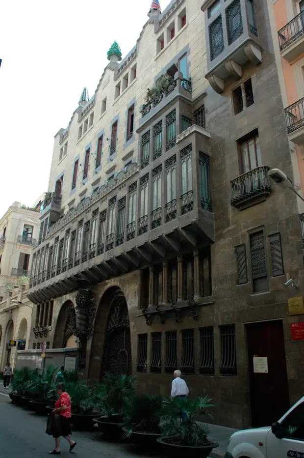 Llun gan Antoni Gaudi