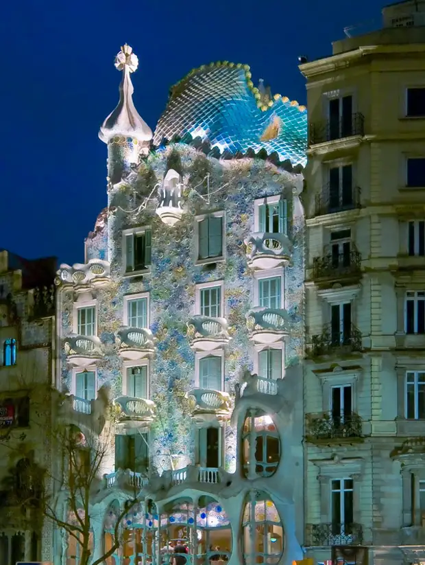 Si Antonio Gaudi usa ka maayo nga arkitekto, us aka bantog nga modernista.