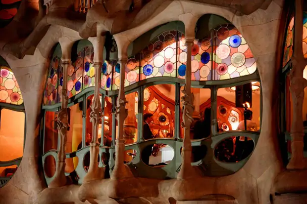 Antonio Gaudi estas genia arkitekto, granda modernisto.