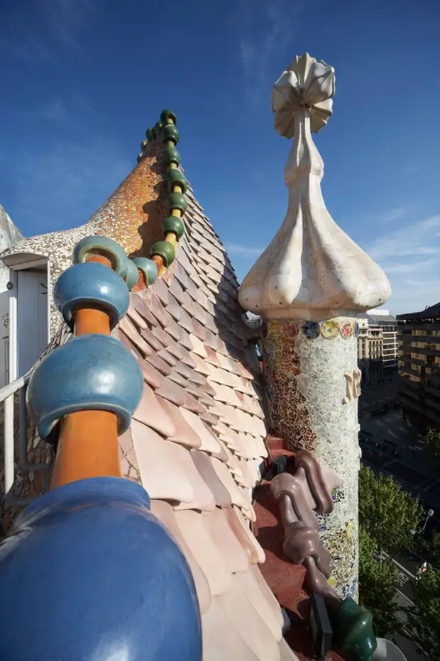 Antonio Gaudi je vynikajúci architekt, veľký modernista.