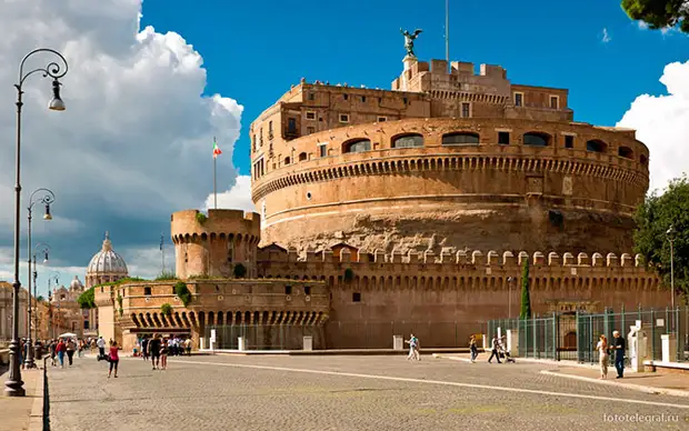 Roma'da dolaşmak. Kutsal Melek Kalesi.