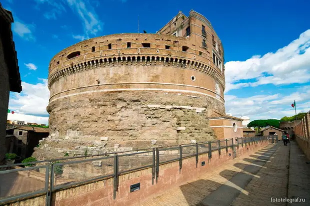 Roma'da dolaşmak. Kutsal Melek Kalesi.