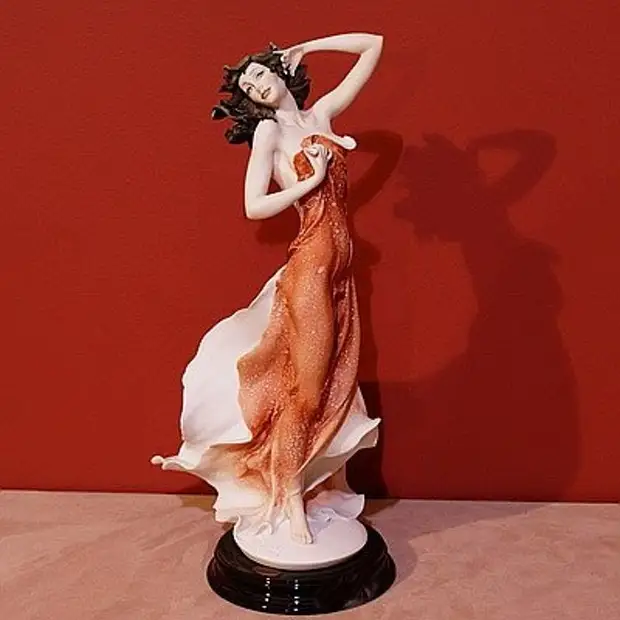 PORCELAIN WORLD. PREKRASNE STATUETE