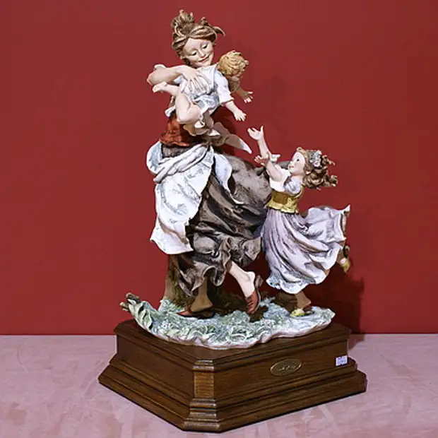 PORCELÁNSKÝ SVĚT. KRÁSNÉ STATUETY