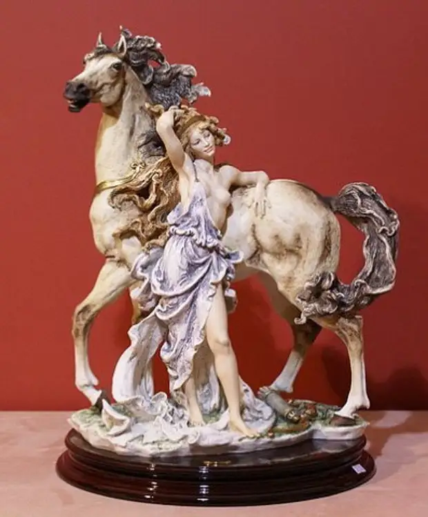 PORCELAIN WORLD. PREKRASNE STATUETE