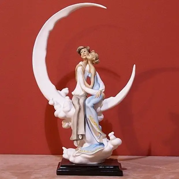 PORCELAIN DÜN. .I. GÖRNÜŞLI STATUETLER