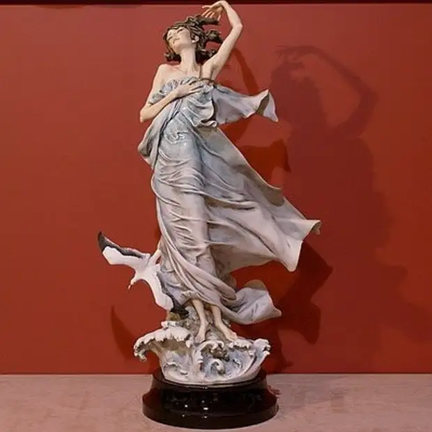 PORCELAIN WORLD. SKAISTI STATUETI