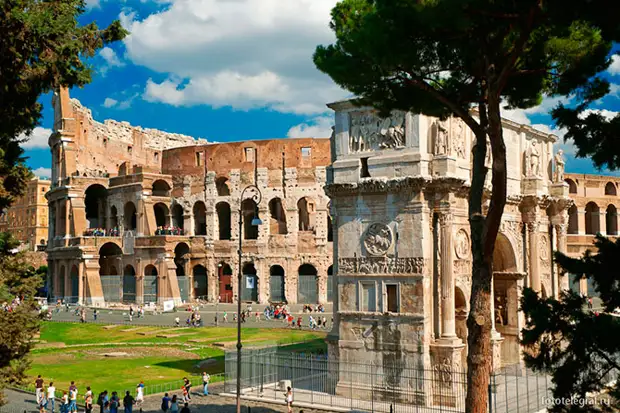 رىمنى ئايلىنىپ مېڭىش. Coliseum