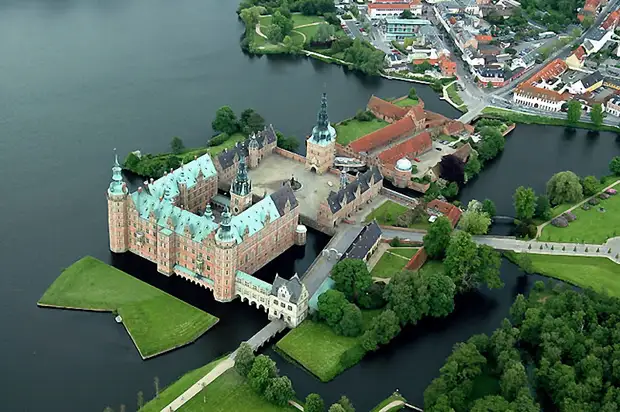 Grad Frederiksborg. Danska.