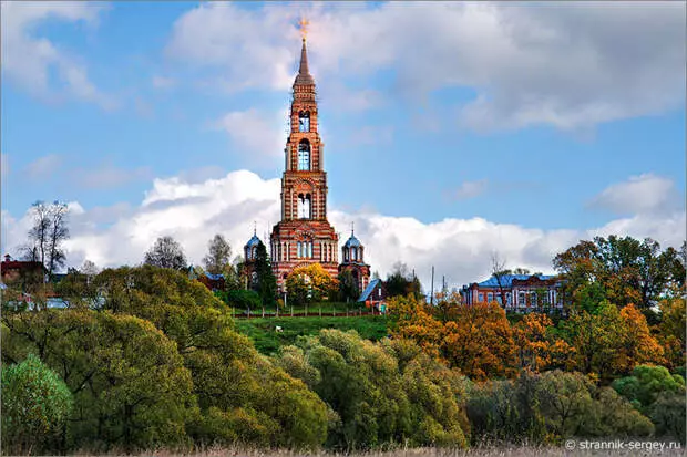 Omnye wemimangaliso. I-Bell tower "uIvan Omkhulu" kumahlathi engingqi yaseMoscow