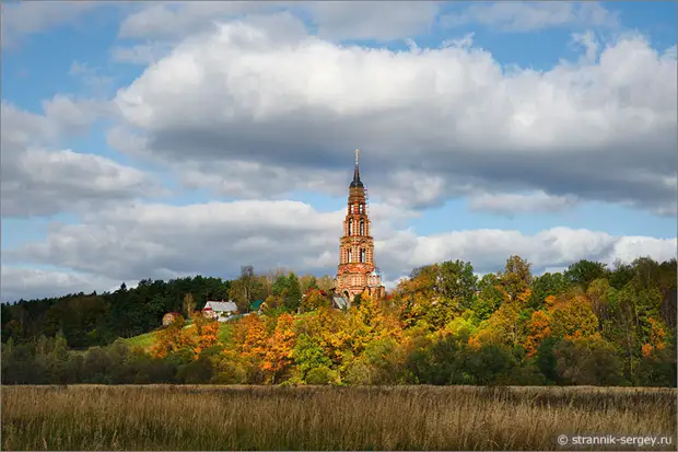 Viens no brīnumiem. zvanu tornis