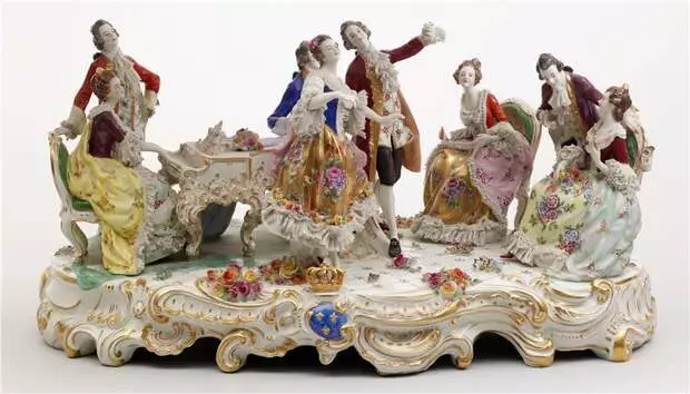 Escenas de xénero en porcelana.